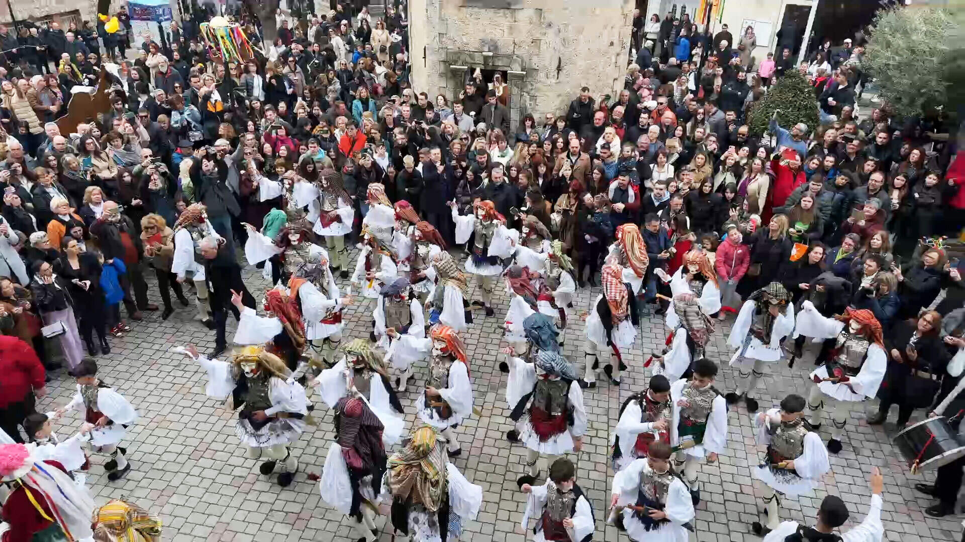 ΛΕΒΕΝΤΙΚΑ ΧΟΡΕΨΑΝ ΚΑΙ ΦΕΤΟΣ ΟΙ ΄ΓΕΝΙΤΣΑΡΟΙ΄ ΤΗΣ ΝΑΟΥΣΑΣ - ΒΙΝΤΕΟ