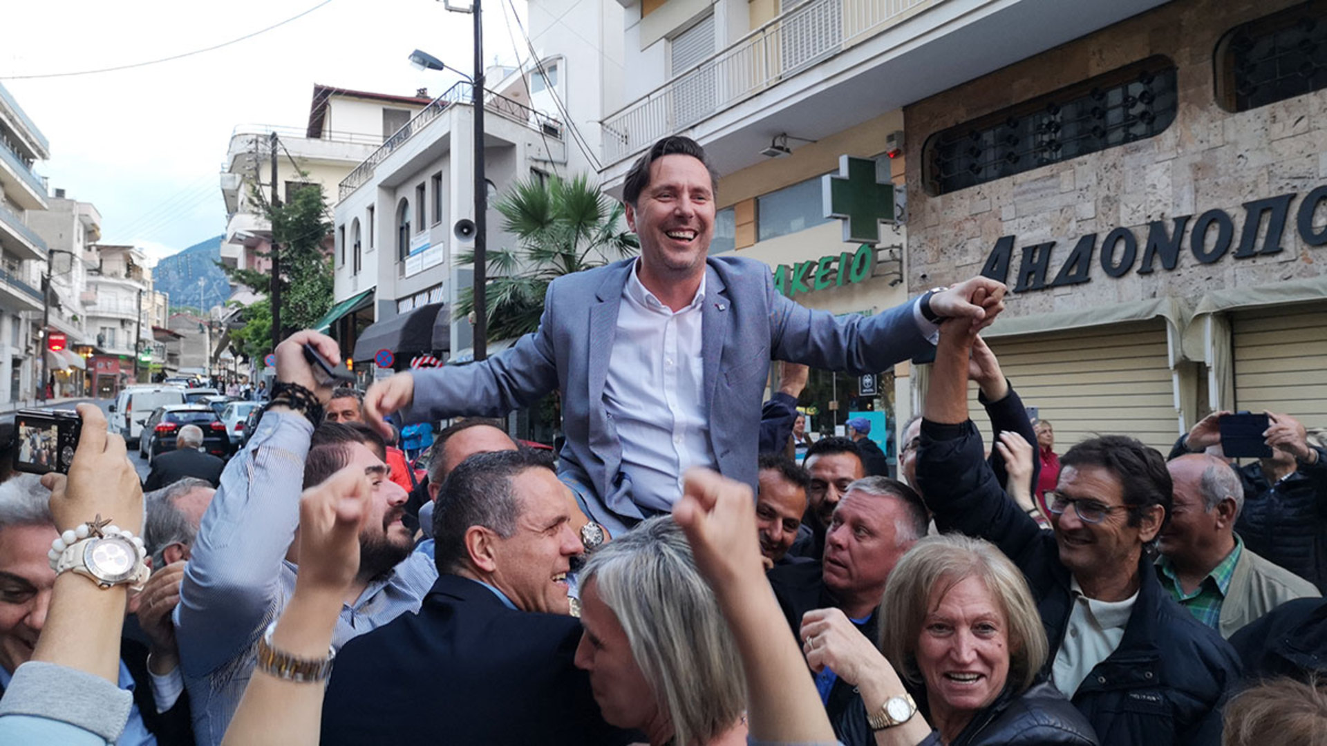 ΝΕΟΣ ΔΗΜΑΡΧΟΣ ΔΗΜΟΥ ΝΑΟΥΣΑΣ Ο ΝΙΚΟΛΑΣ ΚΑΡΑΝΙΚΟΛΑΣ. ΓΛΕΝΤΙ ΜΠΡΟΣΤΑ ΑΠΟ ...