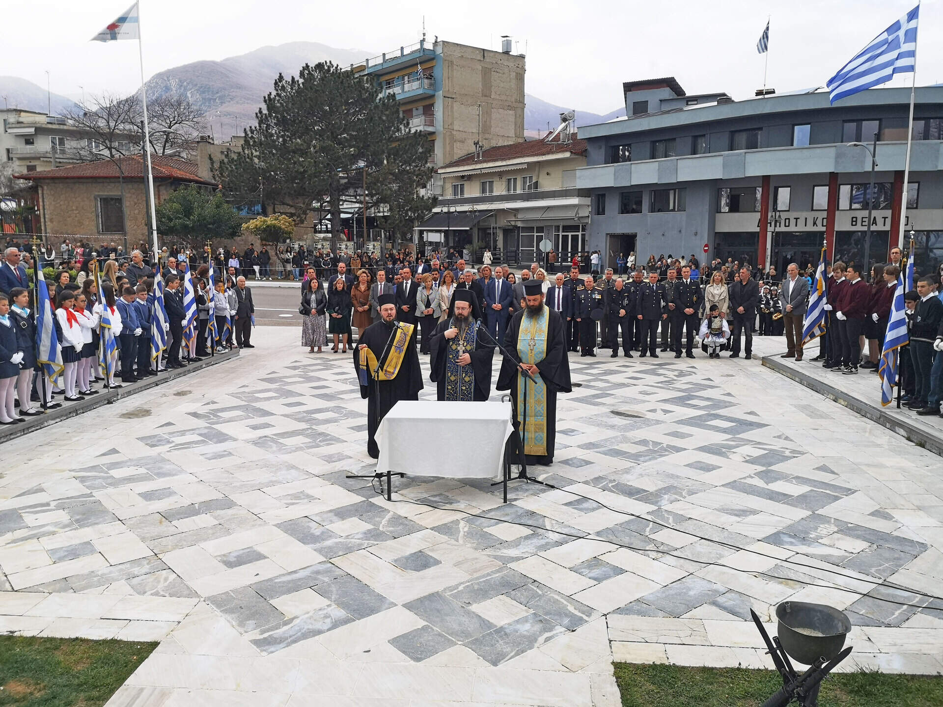 ΚΑΤΑΘΕΣΗ ΣΤΕΦΑΝΩΝ ΓΙΑ ΤΗΝ 25Η ΜΑΡΤΙΟΥ ΣΤΗ ΝΑΟΥΣΑ - ΒΙΝΤΕΟ