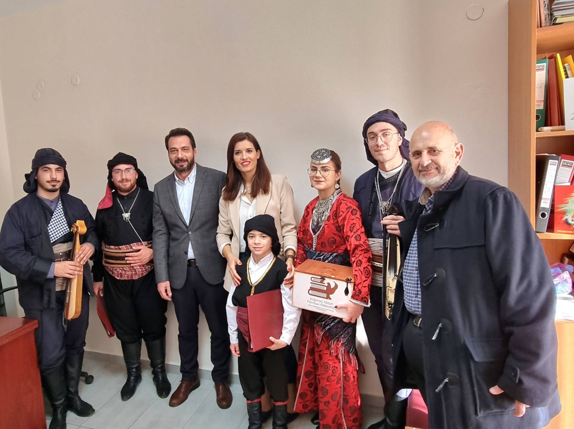 Πρωτοχρονιάτικα κάλαντα στο Πολιτικό Γραφειο του Τάσου Μπαρτζώκα από ...