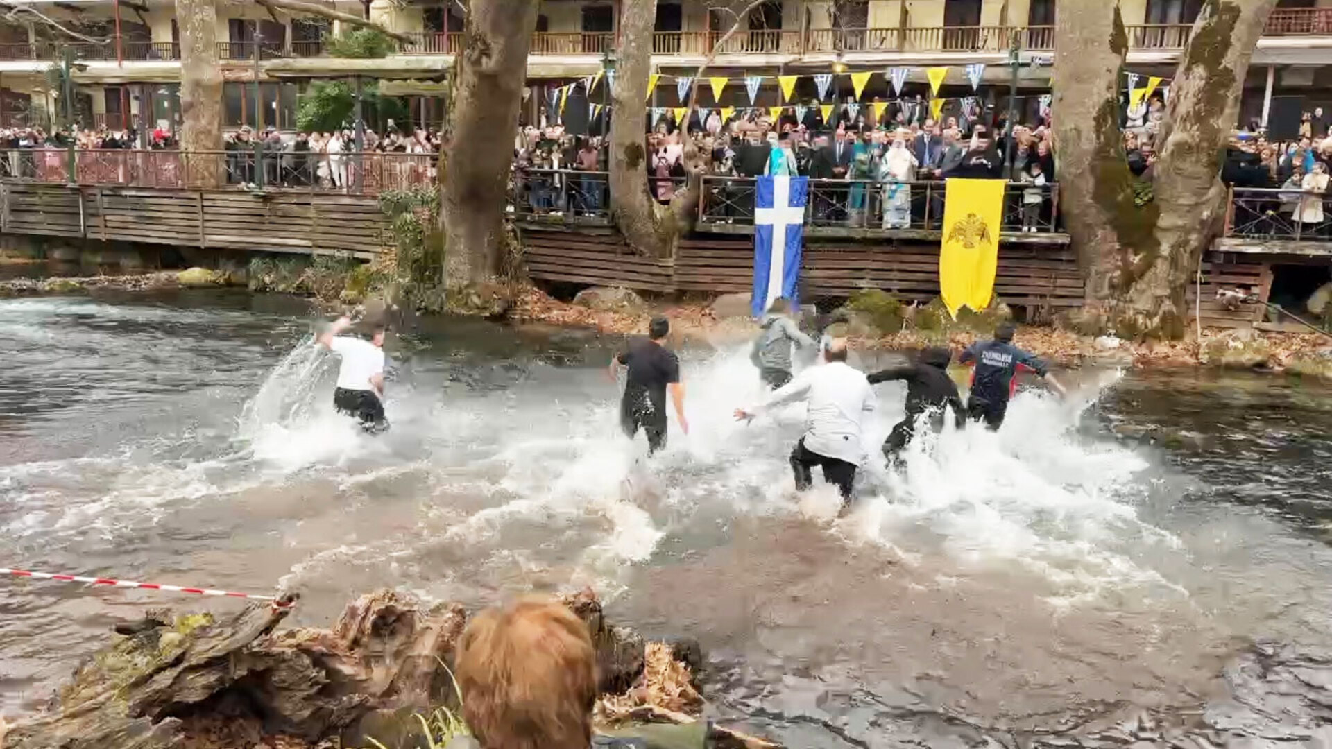 'ΠΛΗΜΜΥΡΙΣΕ' Ο ΑΓ. ΝΙΚΟΛΑΟΣ ΣΤΗ ΝΑΟΥΣΑ ΓΙΑ ΤΟΝ ΑΓΙΑΣΜΟ ΤΩΝ ΥΔΑΤΩΝ - ΒΙΝΤΕΟ
