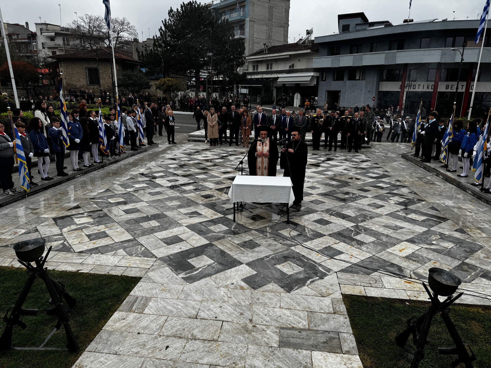 ΚΑΤΑΘΕΣΗ ΣΤΕΦΑΝΩΝ ΓΙΑ ΤΗΝ 25Η ΜΑΡΤΙΟΥ ΣΤΗ ΝΑΟΥΣΑ - ΒΙΝΤΕΟ