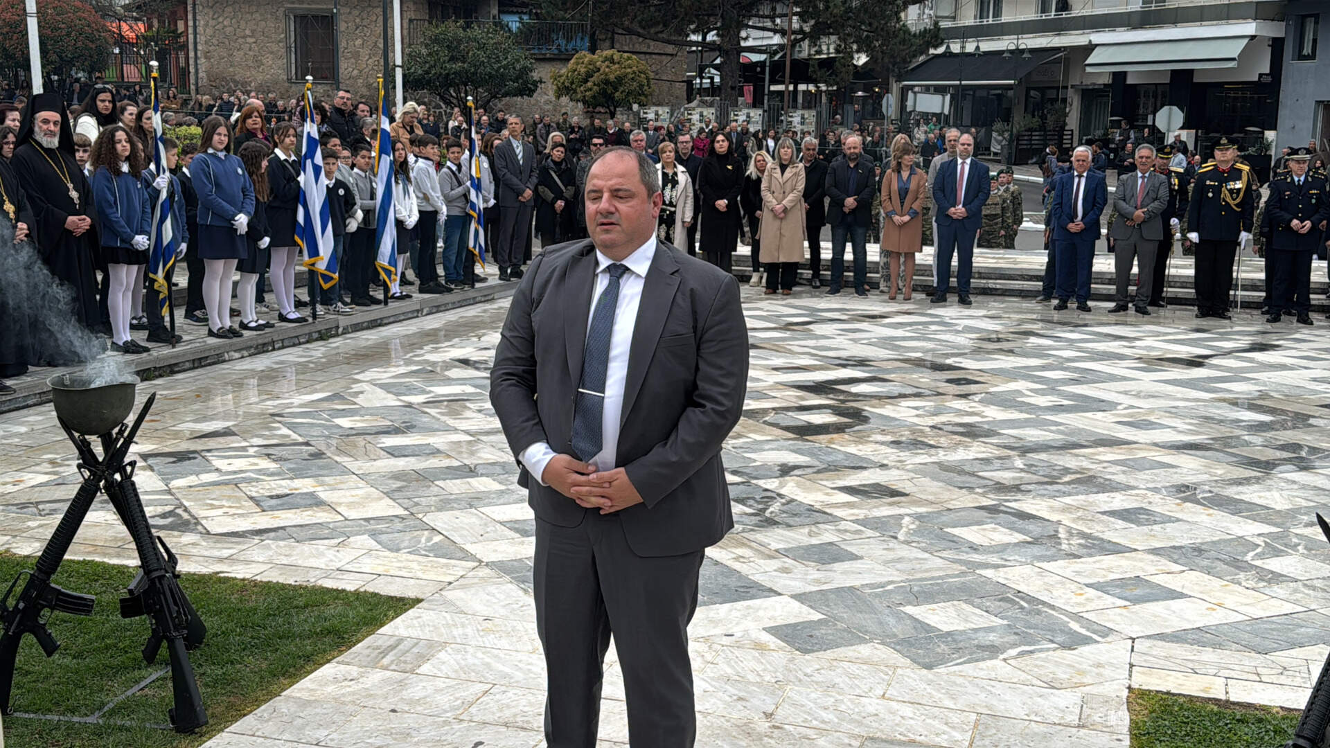 ΚΑΤΑΘΕΣΗ ΣΤΕΦΑΝΩΝ ΓΙΑ ΤΗΝ 25Η ΜΑΡΤΙΟΥ ΣΤΗ ΝΑΟΥΣΑ - ΒΙΝΤΕΟ