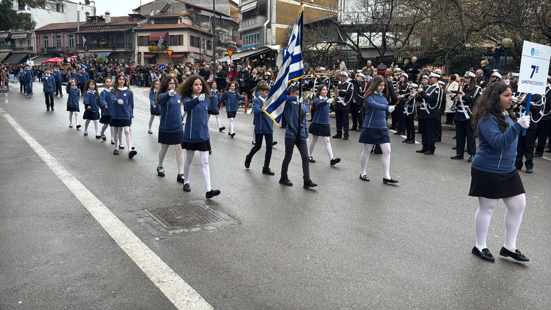 Ο ΚΑΙΡΟΣ ΚΡΑΤΗΣΕ ΚΑΙ ΧΑΡΗΚΑΜΕ ΤΗΝ ΠΑΡΕΛΑΣΗ ΤΗΣ 25Η ΜΑΡΤΙΟΥ ΣΤΗ ΝΑΟΥΣΑ ...