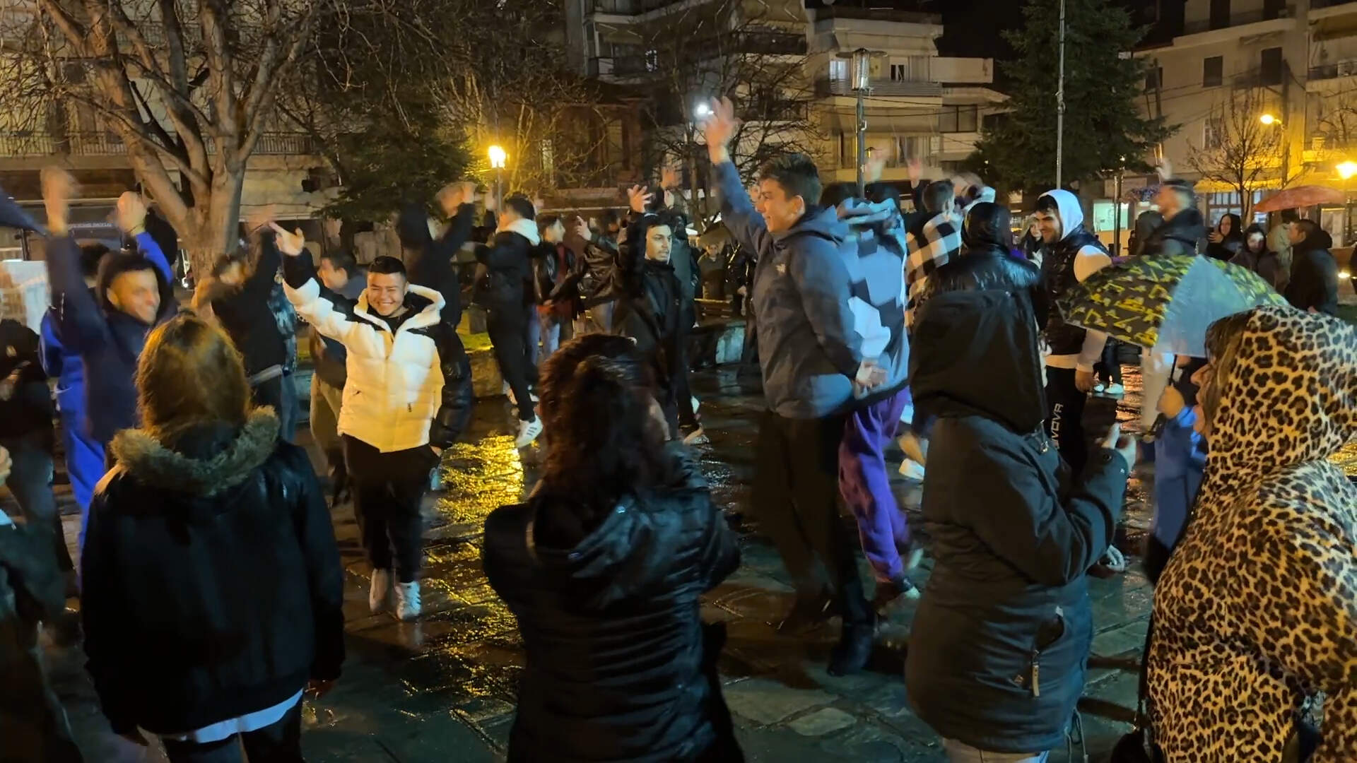 ΟΥΤΕ Η ΒΡΟΧΗ ΠΤΟΗΣΕ ΤΟΥΣ ΧΟΡΕΥΤΕΣ ΣΤΗΝ ΕΝΑΡΞΗ ΤΗΣ ΑΠΟΚΡΙΑΣ ΣΤΗ ΝΑΟΥΣΑ ...