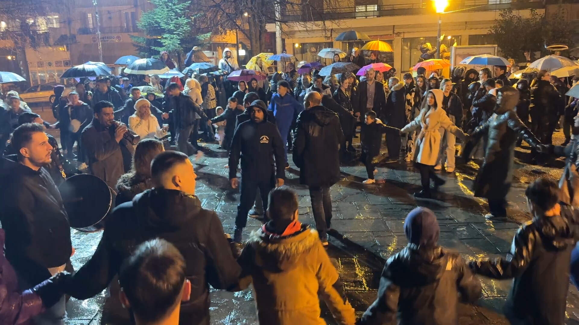 ΟΥΤΕ Η ΒΡΟΧΗ ΠΤΟΗΣΕ ΤΟΥΣ ΧΟΡΕΥΤΕΣ ΣΤΗΝ ΕΝΑΡΞΗ ΤΗΣ ΑΠΟΚΡΙΑΣ ΣΤΗ ΝΑΟΥΣΑ ...