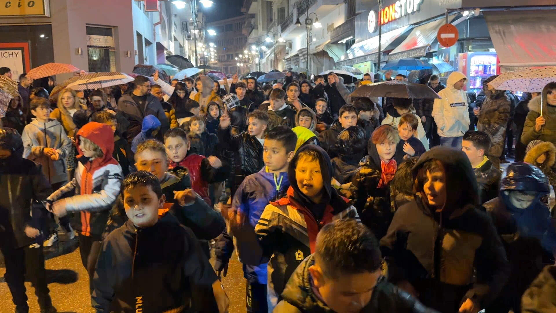 ΟΥΤΕ Η ΒΡΟΧΗ ΠΤΟΗΣΕ ΤΟΥΣ ΧΟΡΕΥΤΕΣ ΣΤΗΝ ΕΝΑΡΞΗ ΤΗΣ ΑΠΟΚΡΙΑΣ ΣΤΗ ΝΑΟΥΣΑ ...