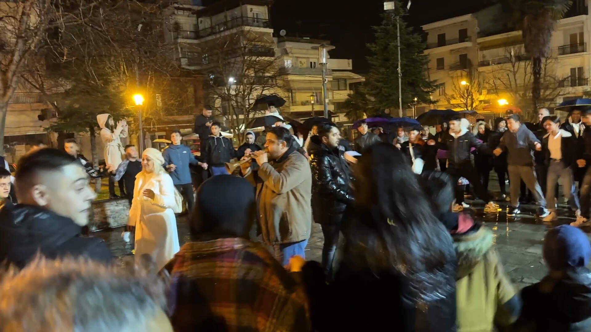 ΟΥΤΕ Η ΒΡΟΧΗ ΠΤΟΗΣΕ ΤΟΥΣ ΧΟΡΕΥΤΕΣ ΣΤΗΝ ΕΝΑΡΞΗ ΤΗΣ ΑΠΟΚΡΙΑΣ ΣΤΗ ΝΑΟΥΣΑ ...