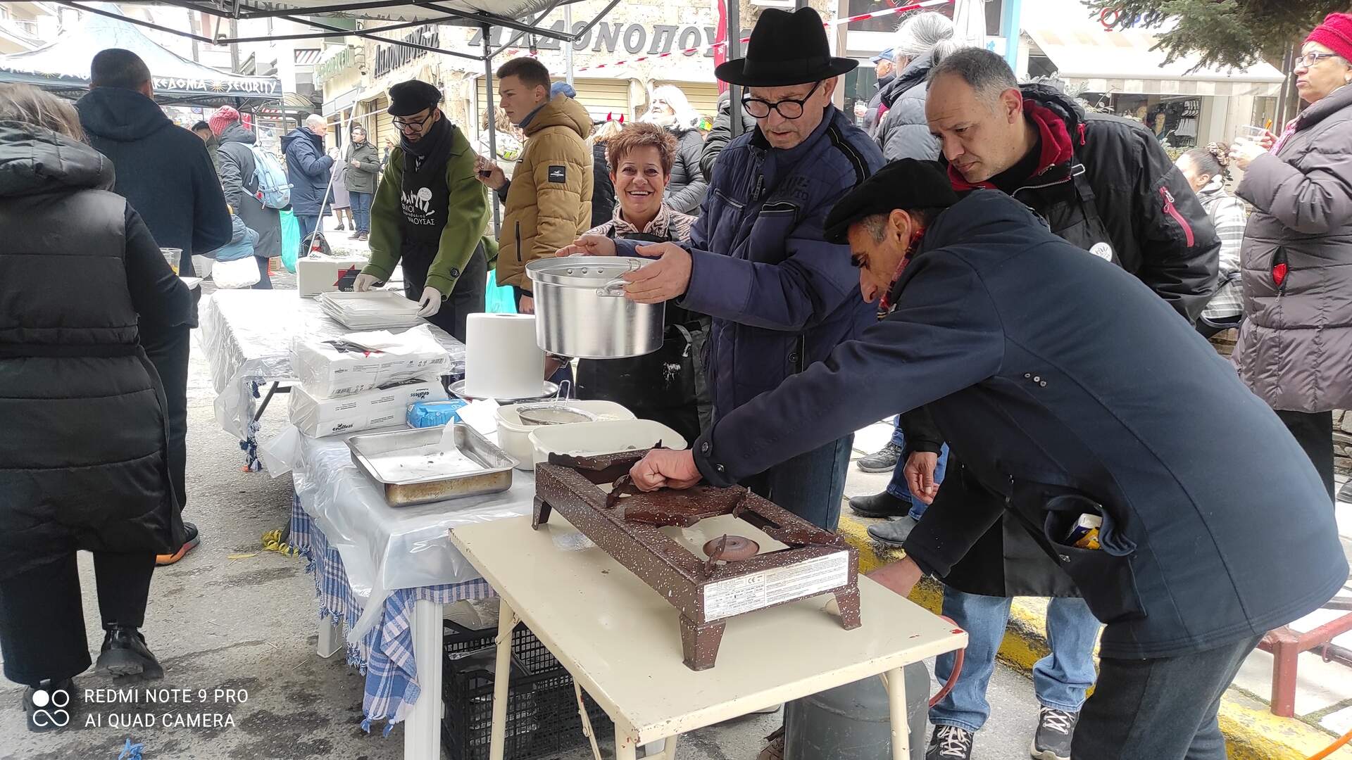 Πολυ κέφι στο ΄Κερνάμε Νάουσα΄ και στη συναυλία της Κωνσταντίνας Τουνη ...