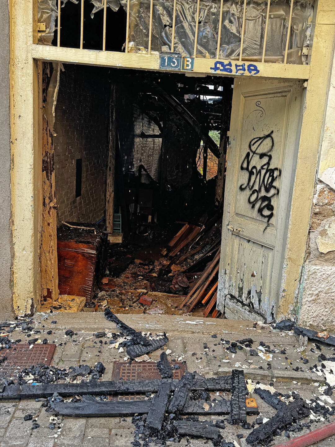 ΟΛΟΣΧΕΡΩΣ ΚΑΤΑΣΤΡΑΦΗΚΕ ΜΟΝΟΚΑΤΟΙΚΙΑ ΣΤΗΝ ΟΔΟ ΡΗΓΑ ΦΕΡΑΙΟΥ ΣΤΗ ΝΑΟΥΣΑ ...