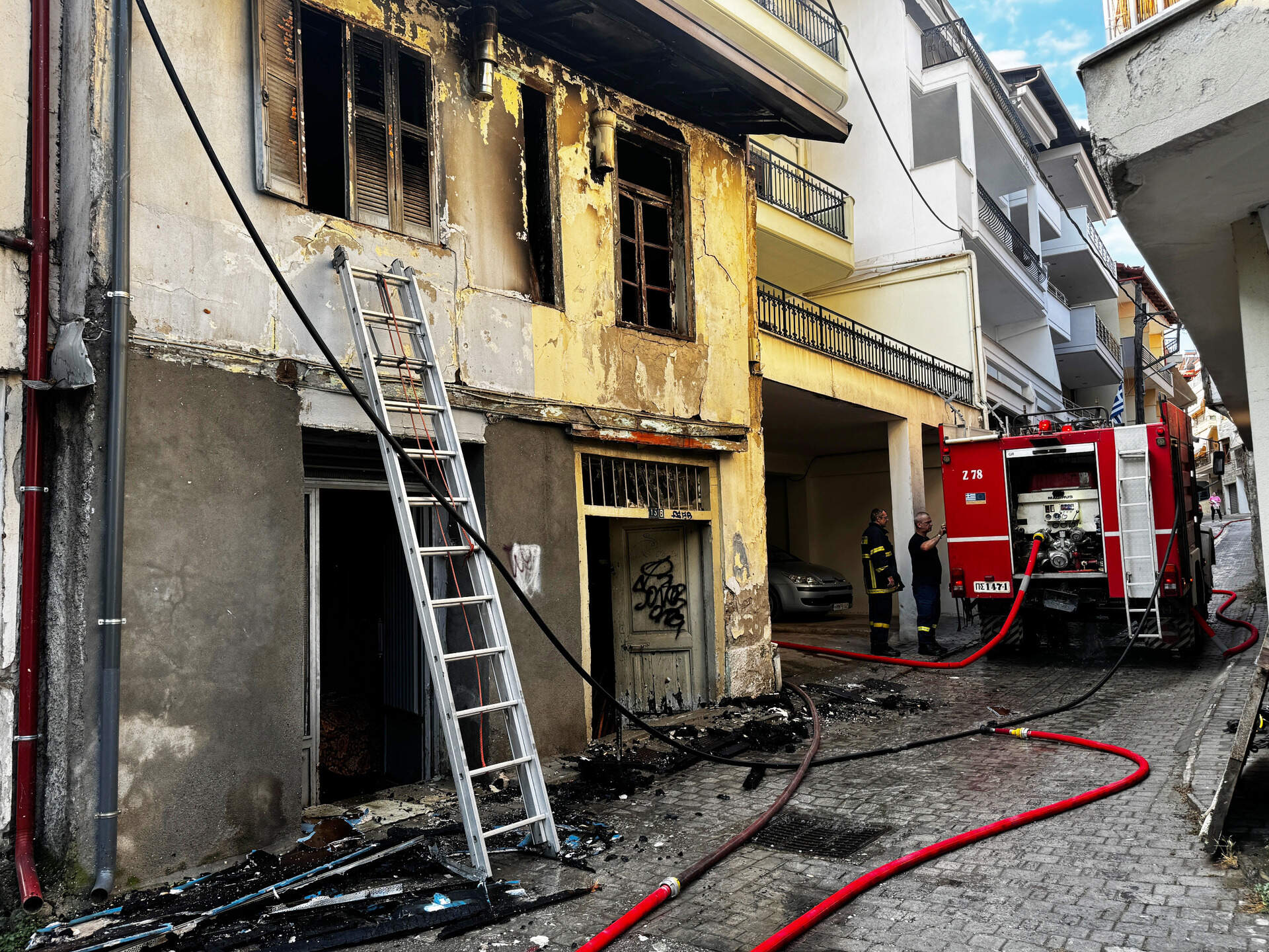 ΟΛΟΣΧΕΡΩΣ ΚΑΤΑΣΤΡΑΦΗΚΕ ΜΟΝΟΚΑΤΟΙΚΙΑ ΣΤΗΝ ΟΔΟ ΡΗΓΑ ΦΕΡΑΙΟΥ ΣΤΗ ΝΑΟΥΣΑ ...