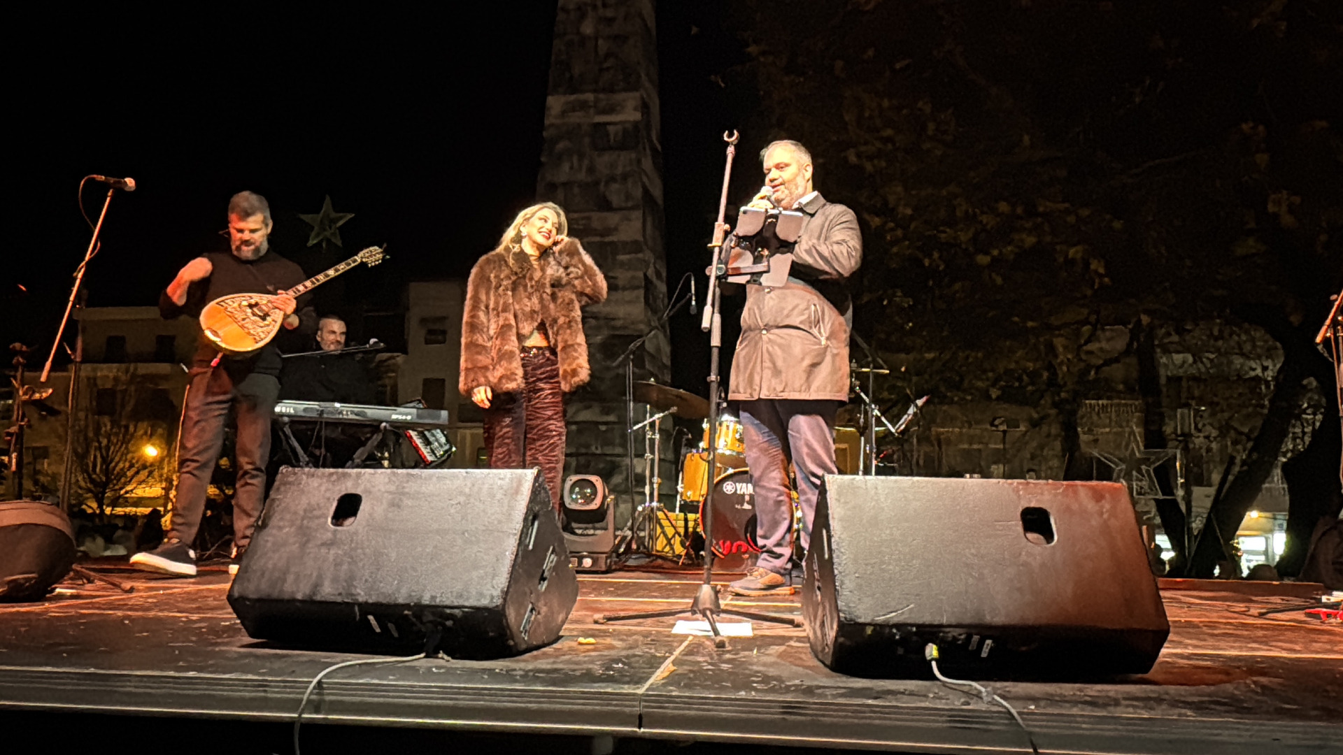 ΦΑΝΤΑΣΜΟΓΟΡΙΚΗ Η ΦΩΤΑΓΩΓΗΣΗ ΤΟΥ ΧΡΙΣΤΟΥΓΕΝΝΙΑΤΙΚΟΥ ΔΕΝΤΡΟΥ ΣΤΗ ΝΑΟΥΣΑ ...