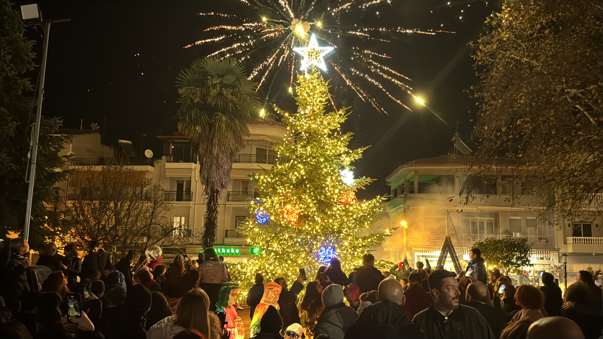 ΦΑΝΤΑΣΜΟΓΟΡΙΚΗ Η ΦΩΤΑΓΩΓΗΣΗ ΤΟΥ ΧΡΙΣΤΟΥΓΕΝΝΙΑΤΙΚΟΥ ΔΕΝΤΡΟΥ ΣΤΗ ΝΑΟΥΣΑ ...