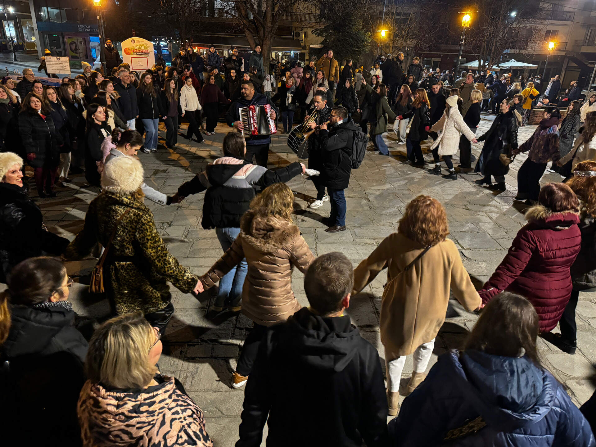 ΚΟΣΜΟΣΥΡΡΟΗ ΣΤΗΝ ΕΝΑΡΞΗ ΤΗΣ ΑΠΟΚΡΙΑΣ ΣΤΗ ΝΑΟΥΣΑ! ΒΙΝΤΕΟ