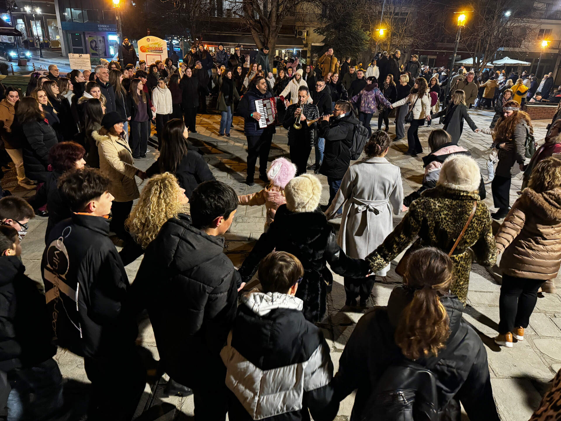 ΚΟΣΜΟΣΥΡΡΟΗ ΣΤΗΝ ΕΝΑΡΞΗ ΤΗΣ ΑΠΟΚΡΙΑΣ ΣΤΗ ΝΑΟΥΣΑ! ΒΙΝΤΕΟ
