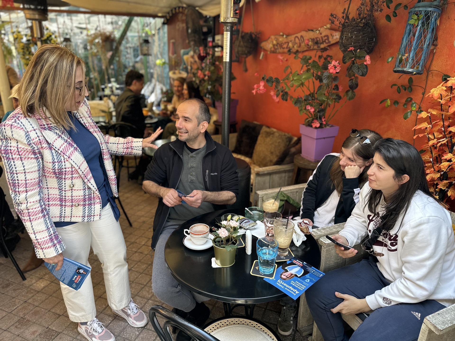 Η Στέλλα Αραμπατζή δίπλα στους πολίτες της Βέροιας