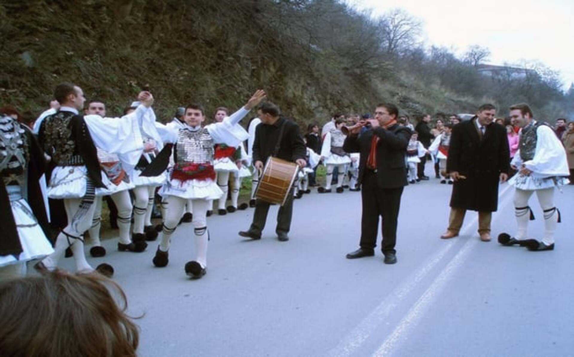 ΣΕ ΑΠΕΥΘΕΙΑΣ ΜΕΤΑΔΟΣΗ ΟΙ ΓΕΝΙΤΣΑΡΟΙ ΑΠΟ ΤΟ ΣΠΗΛΙΟ
