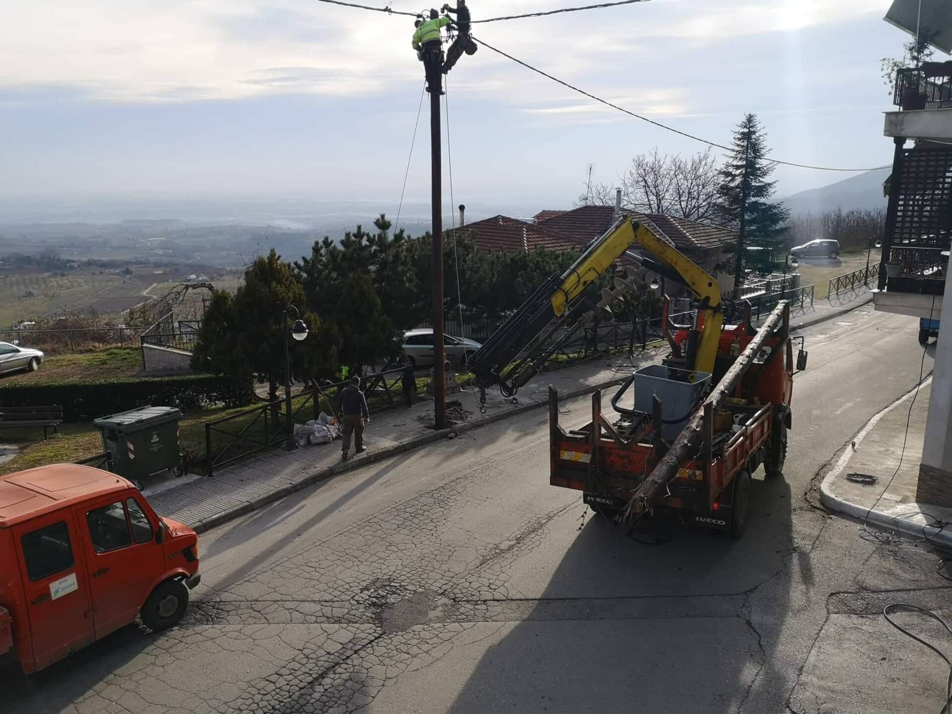 ΕΚΟΨΕ ΤΗΝ ΚΟΛΩΝΑ ΤΗΣ ΔΕΗ ΣΑΝ "ΓΑΡΥΦΑΛΛΟ"!!! ΕΙΧΕ ΑΓΙΟ ΜΑΖΙ ΤΟΥ