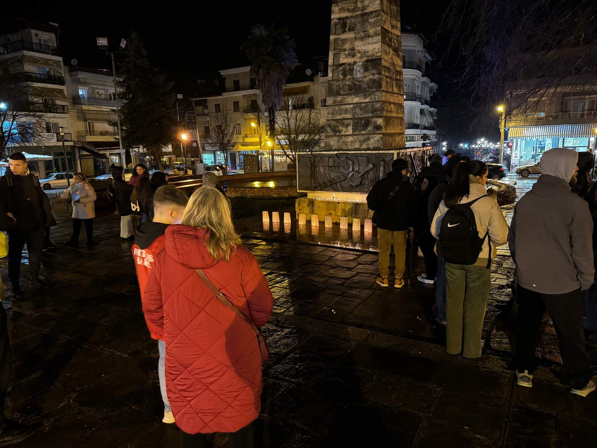 ΑΝΑΨΑΝ ΚΕΡΙΑ ΣΤΗ ΝΑΟΥΣΑ ΣΤΗ ΜΝΗΜΗ ΤΩΝ ΑΔΙΚΟΧΑΜΕΝΩΝ ΣΤΑ ΤΕΜΠΗ - ΒΙΝΤΕΟ